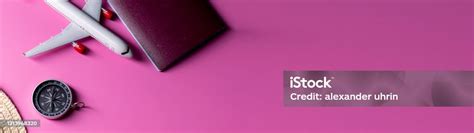 여름 주말 여행 휴가 액세서리 비행기 여권 나침반 상단 보기 평면 분홍색 파스텔 배경에 누워 공간을 복사합니다 여행 컨셉 3차원 형태에 대한 스톡 사진 및 기타 이미지