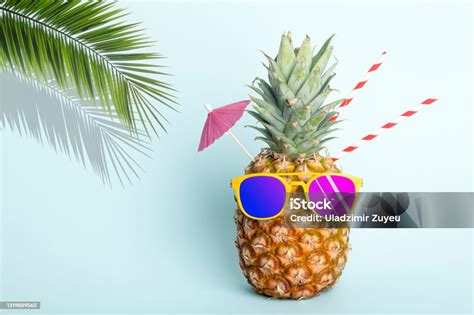 여름 열대 파인애플 배경 파란 배경에 야자수 아래 선글라스를 쓴 파인애플 해변에서 칵테일 파티 휴식 휴식 및 여름 개념 밝은 빛에 대한 스톡 사진 및 기타 이미지 Istock