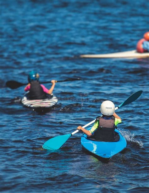 Crianças Aprendem Caiaque Canoagem E Treino Em águas Bravas No Lago E Rio Crianças A Praticar