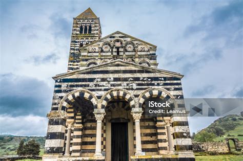 바실리카 델라 첸트로 스토리코 트리니타 디 사 카 르 기아 는 이탈리아 사르디 니 아 북부의 로마네스크 양식의 교회입니다 현지 검은 현무암과 석회암으로 완전히 건물 정면에