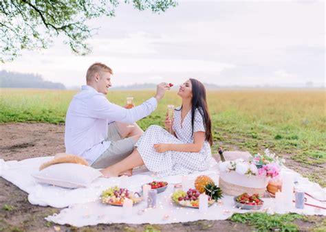 Romantic Beach Picnic Ideas For A Date Bliss By The Sea