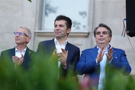 ТРУСОВЕ И РОКАДИ Показанията на Паскал изстрелват Денков на върха в ПП но Асен Василев