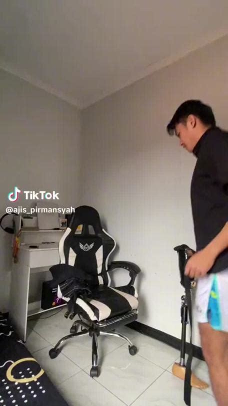 Putting On A Leg With A Suction Socket And A Sarong Rimbaudsleg On