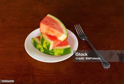 나무 테이블 상단에 측면에 포크와 흰색 접시에 수박의 조각 0명에 대한 스톡 사진 및 기타 이미지 0명 3가지 개체 갈색 Istock