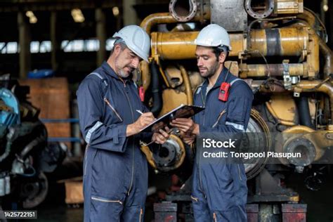 유지 보수 관리자는 엔지니어 확인 및 계약 손 확인을 만나고 작업 일정에 서명합니다 2명에 대한 스톡 사진 및 기타 이미지 2명 강철 계획 Istock