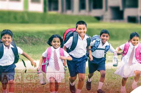 පාසල් සපත්තු සහ බෑග් මිල පහතට