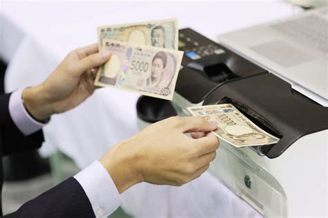 In Photos Machines Get Workout On Brand New Banknotes At Japan