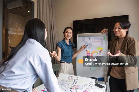 전략 계획 및 프로젝트 개발을 위해 현대적인 사무실 환경에서 협업하는 비즈니스 팀 3 명에 대한 스톡 사진 및 기타 이미지