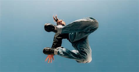 스케이트보드를 타고 하늘을 날고 있는 남자 사진 Unsplash의 춤 이미지