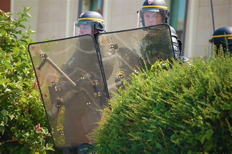 낮 동안 녹색과 갈색 헬리콥터 옆에 서 있는 파란색 헬멧과 파란색 헬멧을 쓴 2명의 남자 사진 Unsplash의 무료 프랑스 이미지