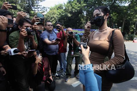 Siskaeee Penuhi Pemeriksaan di Mapolda terkait Film Dewasa | Republika ...