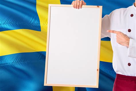 스웨덴 국기 배경에 빈 화이트 보드 메뉴를 들고 스웨덴어 요리사 텍스트에 대 한 균일 한 포인팅 공간을 착용 요리 고급 요리에 대한 스톡 사진 및 기타 이미지 Istock