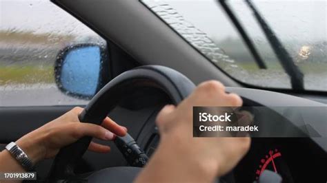 폭우속에서 운전할 때 스티어링 휠을 들고 있는 자동차 대시보드 및 여성 손 계기판 측정기에 대한 스톡 사진 및 기타 이미지 계기판 측정기 교통수단 날씨 Istock