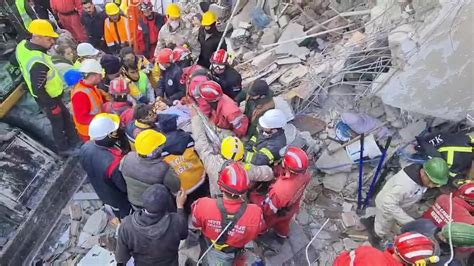 Наши ватрогасци спасиоци спасили су данас девојку од 17 година из рушевина Након вишесатне и