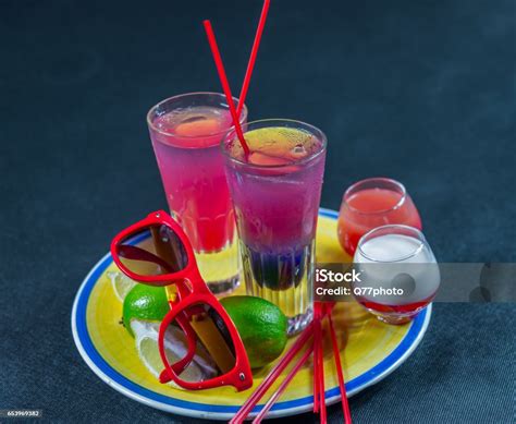 두 가지 색깔의 음료 보라색과 진한 파란색의 조합 분홍색 긴 음료 유리와 빨간색의 두 번째 조합 또 다른 두 음료 샷 노란색과 빨간색 선글라스 노란색과 파란색 플레이트 0