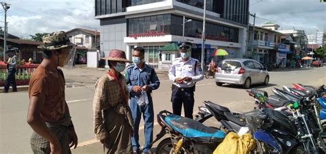 စစ်ကိုင်းတိုင်းဒေသကြီး တမူးမြို့တွင် နေအိမ်ပြင်ပသို့ နှာခေါင်းစည်း Mask