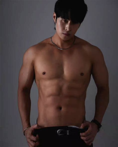 민도윤 신비한 꿈을 꾸었다 아버지가 어느 곳을 걸어 가셨고 그 끝에 할아버지께서 마중 나오셨다 아버지는 뒤를 돌아 나를 한번