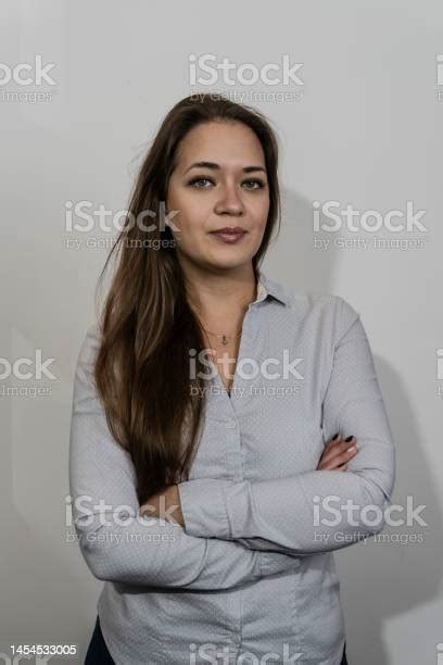 Foto Seorang Gadis Muda Cantik Dengan Potret Closeup Rambut Panjang