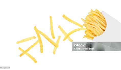 흰 종이 상자에 담긴 감자 튀김은 흰색으로 고립 된 공기 중에 떨어집니다 프렌치 프라이에 대한 스톡 사진 및 기타 이미지
