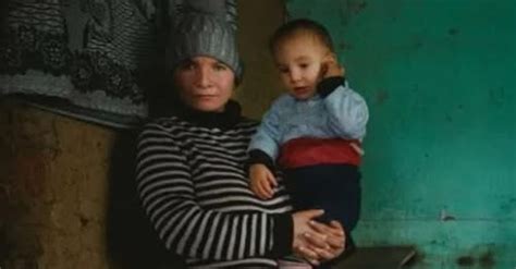 Здравей сестро запознай се с наемателите сестрата влезе в апартамента като в едната си ръка