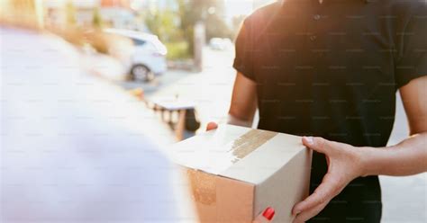 택배 배달 서비스 배달원에게서 소포를 받는 여자의 손을 클로즈업 고해상도 사진 Unsplash의 선박 이미지