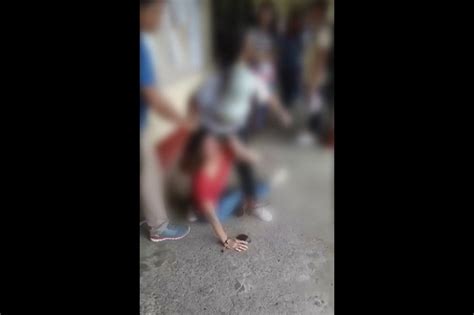 VIRAL: Babaeng estudyante, ginulpi ng kaeskuwela sa loob ng campus | ABS-CBN News
