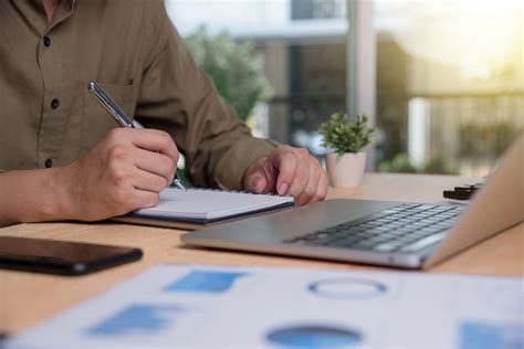 사무실에서 계획을 세우는 동안 메모를 작성하는 사업가로서 전략적 사고와 계획을 강조합니다 비즈니스 기사에 적합 경제에 대한 스톡 사진 및 기타 이미지 Istock