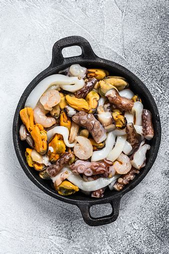 생 해산물 믹스 신선한 홍합 조개 오징어 문어 새우 및 새우 회색 배경 위쪽 보기 갑각류에 대한 스톡 사진 및 기타 이미지