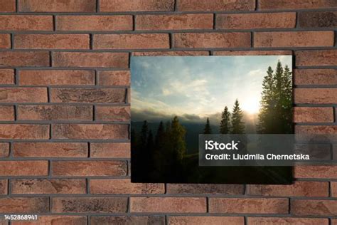 벽돌 벽에 숲과 산 풍경의 사진이 인쇄된 캔버스 텍스트를 위한 공간 0명에 대한 스톡 사진 및 기타 이미지 0명 구름 나무 Istock