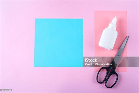 Diy와 아이의 창의력 종이 접기 단계별 지시 책갈피 부활절 토끼를 만드는 방법 단계2 는 파란색 종이에서 정사각형을 잘라