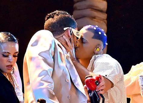 Bad Bunny Besa Hombre Y Mujer Al Ganar Artista Del Año En Los Mtv