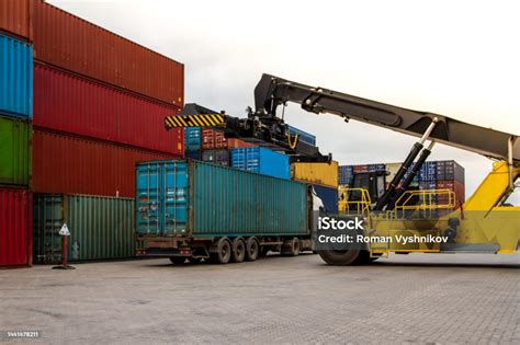 화물 콘테이너를 가진 병참술 선적 야드에서 적재하는 동안 트럭 지게차 취급 트럭 물류 수입 수출 개념 항구에서 컨테이너의 적재