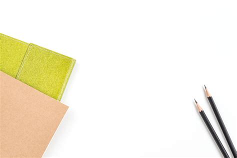 녹색 갈색 색상과 텍스트 삽입에 대 한 복사 공간 흰색 배경 위에 두 개의 검은 연필 재활용된 노트북 0명에 대한 스톡 사진 및 기타 이미지 Istock