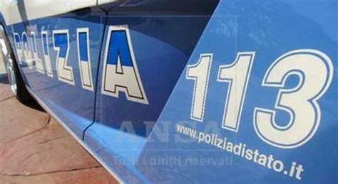 Marito Violento Picchia La Moglie La Figlia In Lacrime Chiama La