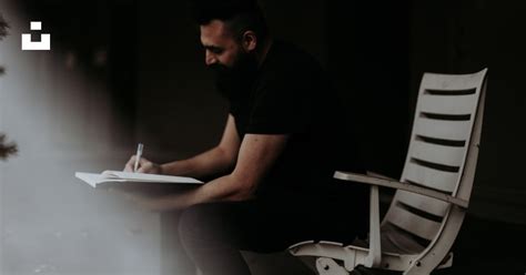 흰색 플라스틱 의자에 앉아 검은색 크루넥 티셔츠를 입은 남자 사진 Unsplash의 무료 사람 이미지