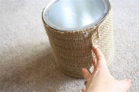 Изящный кухонный аксессуар, наряженный мешковиной