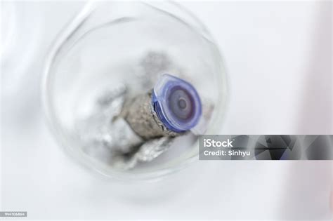 Agarose 젤 전기 이동 법은 젤 전기 이동 법에서 생화학 분자 생물학 유전학 그리고 임상 화학 실험실에서 사용 되는 방법입니다 Dna에 대한 스톡 사진 및 기타 이미지