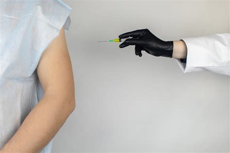 전염병 의사는 환자에게 어깨에 의료 예방 접종을 제공합니다 파상풍 인플루엔자 이질 백일해 기침 디프테리아 홍역 시겔로증 및 B형 간염에 대한 예방 접종 2명에 대한 스톡