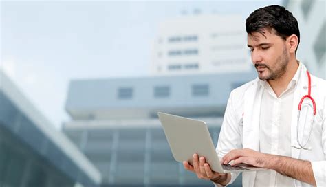 의사는 병원에서 노트북 컴퓨터를 사용 하 여입니다 의료 의료 및 의사 직원 서비스입니다 건강관리와 의술에 대한 스톡 사진 및