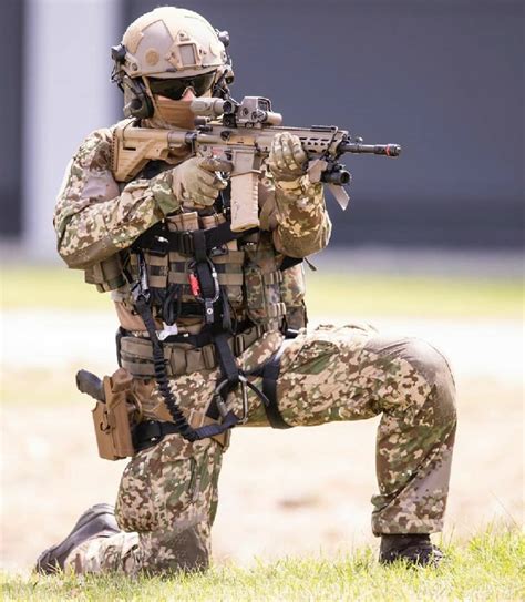 KSK during a demonstration in Pfullendorf, sporting the new "Multitarn ...