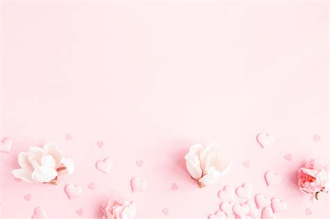 발렌타인 데이 배경 분홍색 꽃으로 만든 프레임 파스텔 핑크 배경에 하트 발렌타인 데이 컨셉 플랫 레이 상단 뷰 복사 공간 분홍에 대한 스톡 사진 및 기타 이미지 Istock