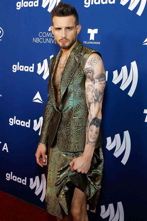 Nico Tortorella 赤脚