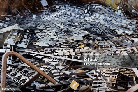 고철 더미 녹슨 금속 파이프 및 충전재 제조 공정에서 재활용을위한 재료 강철에 대한 스톡 사진 및 기타 이미지 강철 고물 집적소 고철 Istock