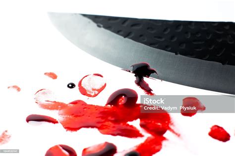 피가 묻은 칼 흰색 배경에 빨간 피 묻은 지문 공포와 범죄 현장 개념 할로윈 엽서 0명에 대한 스톡 사진 및 기타 이미지 0명 개성 개념 건강관리와 의술 Istock