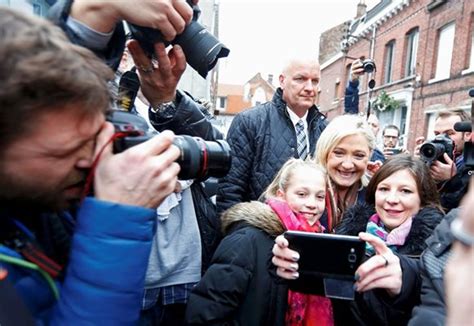 Всички втренчени в Льо Пен на вота във Франция