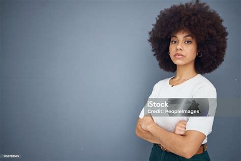 흑인 여성 광고 마케팅 및 창의적인 디자인 공간을 위한 모형 및 비즈니스 아프리카 계 미국인 소녀 기업 노동자 및 중소기업