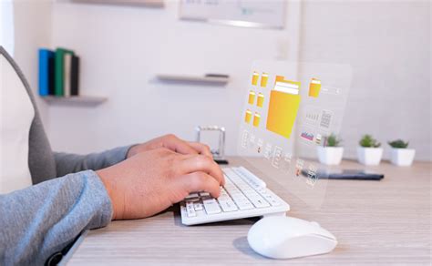 기술 개념 Businessman은 홀로그램 화면에서 비즈니스 데이터를 관리합니다 개념에 대한 스톡 사진 및 기타 이미지 개념 경영자 기업 비즈니스 Istock