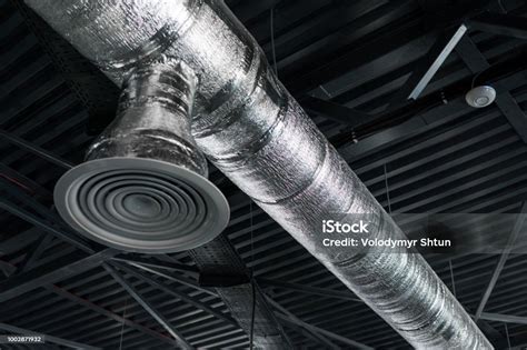 대형 건물의 천장에 환기 시스템입니다 새로운 건물 내부 천장에서 매달려 실버 연재 환기 파이프 강철에 대한 스톡 사진 및 기타 이미지 Istock