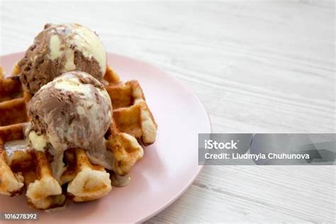 흰색 나무 배경 측면 보기 위에 분홍색 접시에 아이스크림으로 전통 벨기에 와플 근접 촬영입니다 공간에 복사 합니다 0명에 대한 스톡 사진 및 기타 이미지 Istock