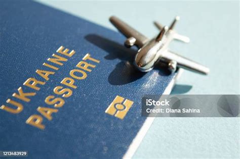 햇볕이 잘 드는 밝은 파란색 배경에 작은 비행기의 금속 그림 우크라이나어 외국 여권 여행 및 항공의 개념적 트렌디 한 사진 0명에 대한 스톡 사진 및 기타 이미지 Istock